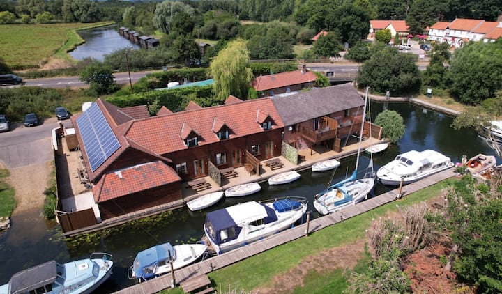 Grebe - Riverside Cottage With Indoor Heated Pool - Wroxham