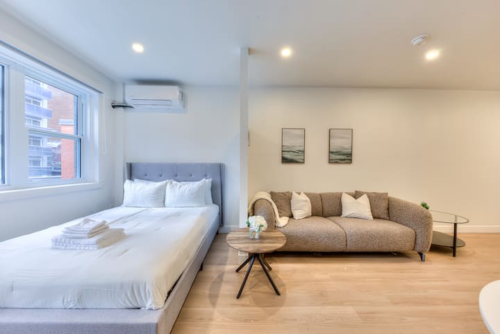 Bright & Modern Studio | Heart Of Downtown - Montreal