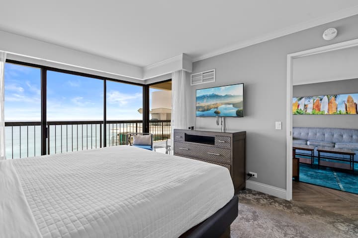 Oceanfront Waikiki Retreat Condo With Pool - Honolulu