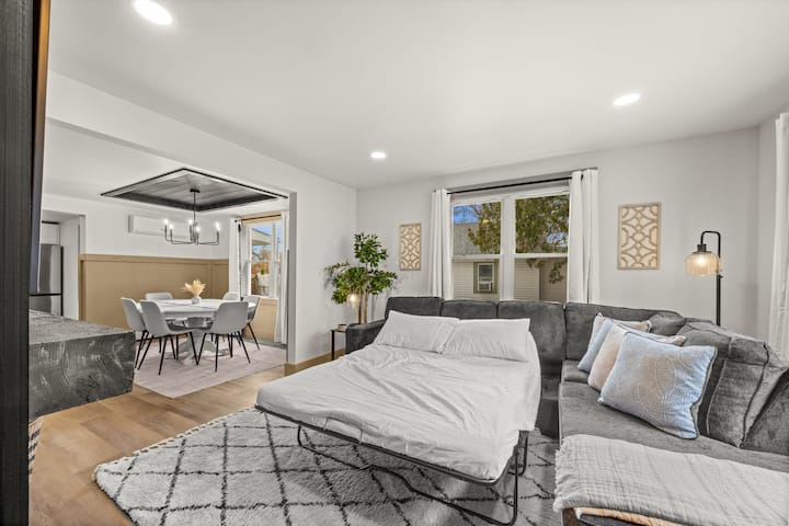 Newly Renovated Home Close To Everything! - Saratoga Springs, NY