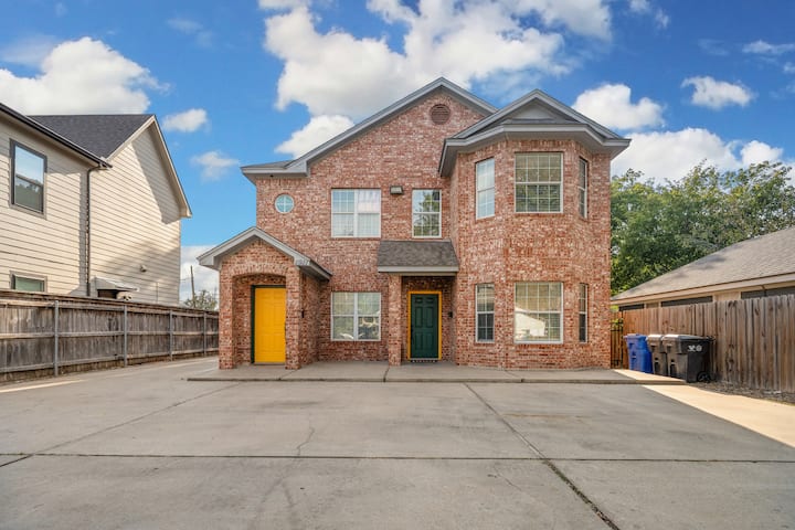 Gold Baylor Nest Unit B (4 Bedroom/2 Bath) - Waco, TX