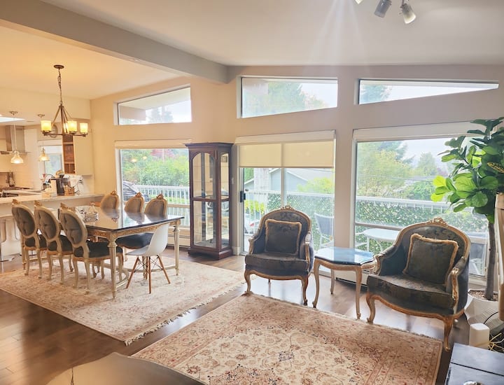 Stylish 4br Retreat | Vaulted Ceilings | North Van - North Vancouver