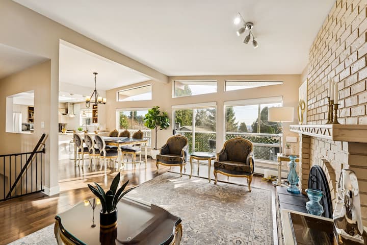 Stylish 4br Retreat | Vaulted Ceilings | North Van - North Vancouver