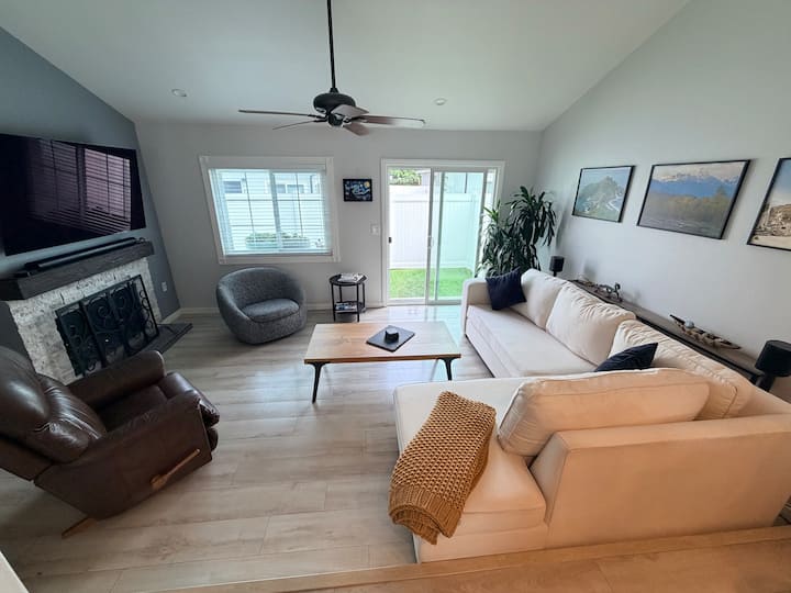 Bright & Spacious 2 Bed Condo Near Newport Beach - Costa Mesa, CA