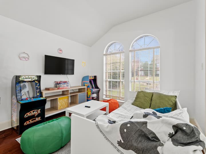 The Blue Door | 4br Frisco W/ Arcade & Games - Frisco, TX