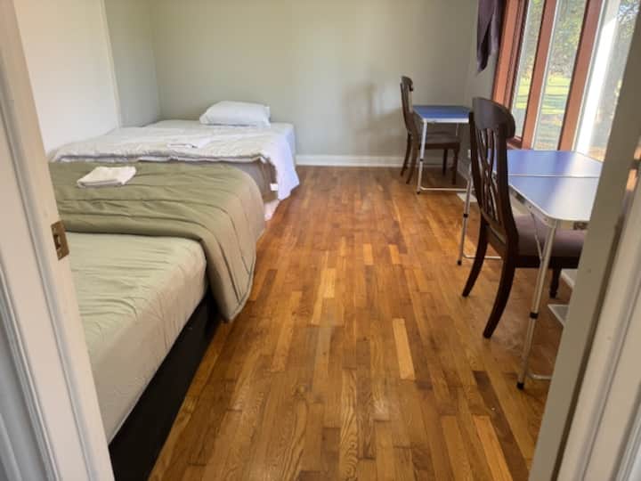 Big Windows Bright Room On 1st Floor, 2 Queen Beds - Newcastle, ON, Canada