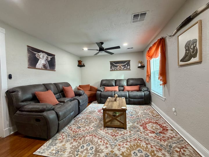 Fun, Entertaining Home Near Fort Sill & Shopping - Lawton, OK