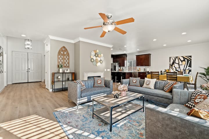 Rare Oversized Home/7br 5ba/2 Kits 3lr/12beds/4tvs - Ontario, CA