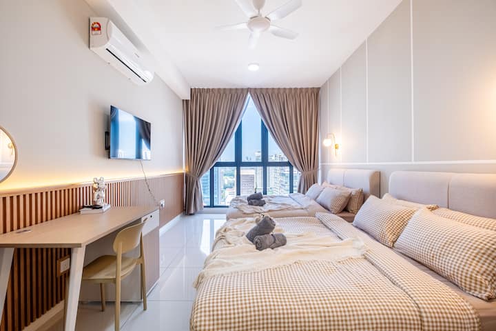 Skyline Slumber Home W City View 5 Min Walk- Train - Kuala Lumpur