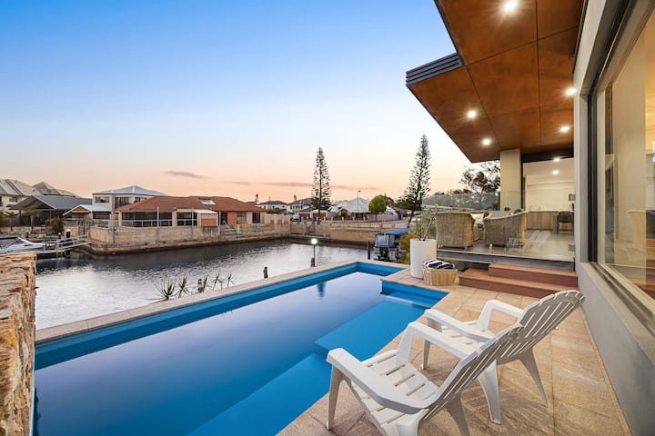 Paradise Quays Waterfront Living + Boat Jetty - Mandurah