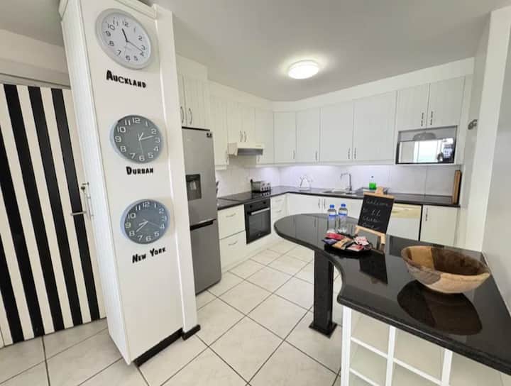 11 Glitter Bay Apartment 3br Beachfront Sea Views - eMdloti