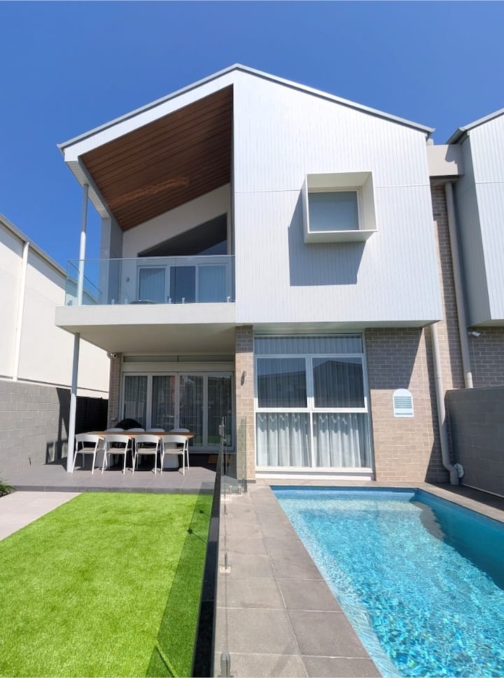 Shell Cove Marina • Pool & Entertainer's Kitchen - Shellharbour