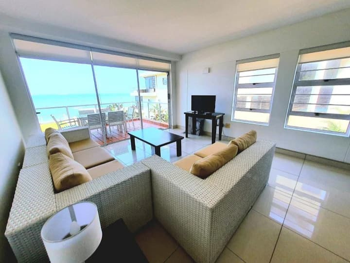 Flat 12 Beachfront Apartment-stunning Ocean Views - eMdloti