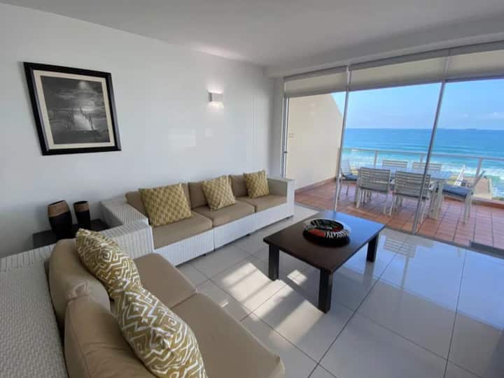 Flat 12 Beachfront Apartment-stunning Ocean Views - Umhlanga