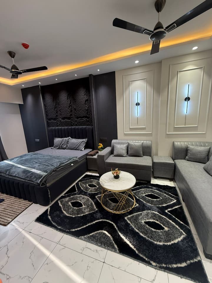 Cosmo Stays | 12-hour Studio Near Gaur City Centre - Ghaziabad