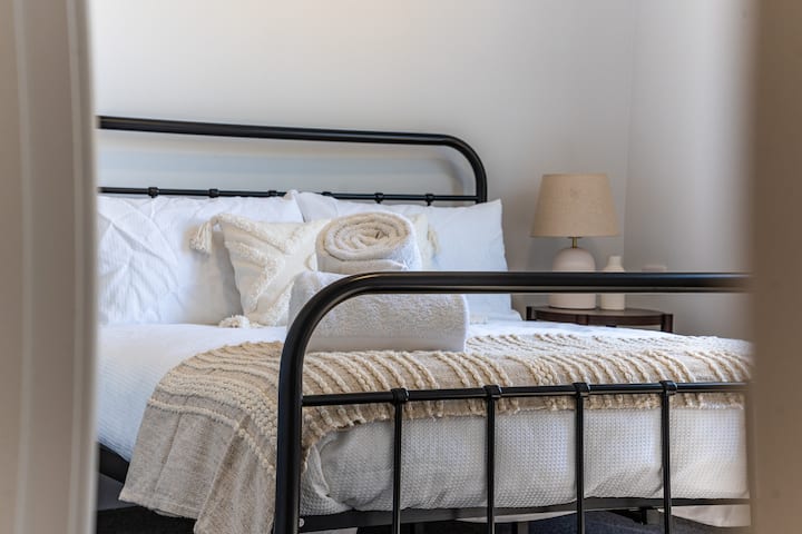 6 Bedrooms! Less Than 2km To Town, Ample Parking - Bendigo