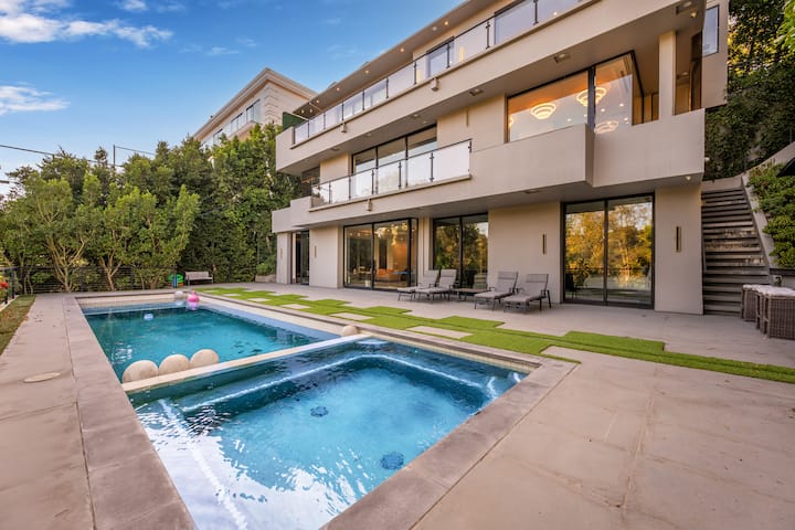 Exclusive Kimridge Estate • 5br 6ba • Pool, Views - Beverly Hills