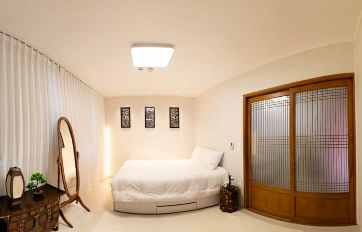 [New50%할인]
광안리해변 도보25초.
벡스코.드론쇼.
빔프150인치.
기본4인요금. - Busan