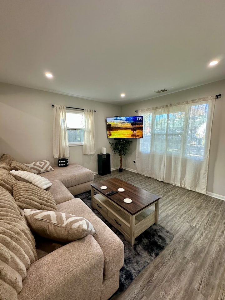 Home In Battle Creek - Binder Park Zoo, Battle Creek