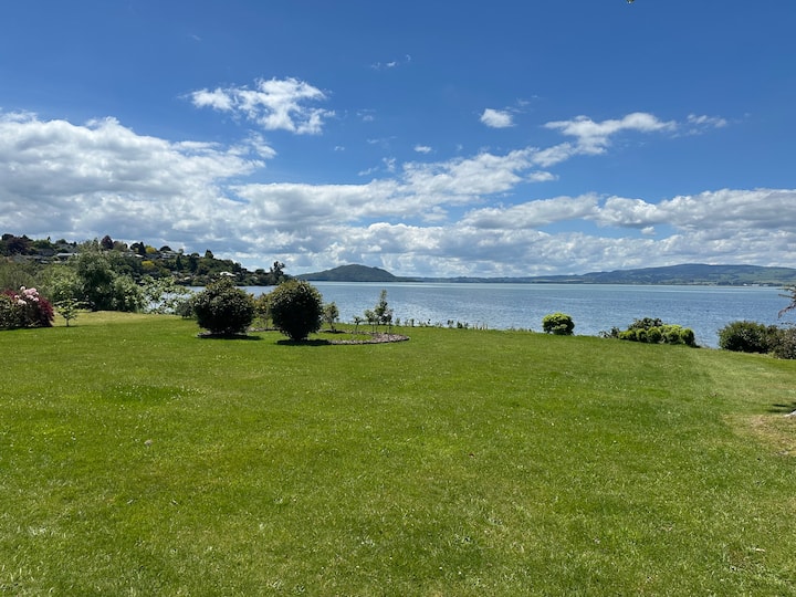 Panoramic Views Of Rotorua's Lake And Mountains - Ngongotahā
