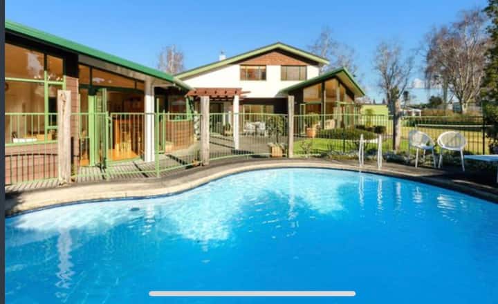 Matua Oasis: Pool, Tennis Court & Games Room - Tauranga