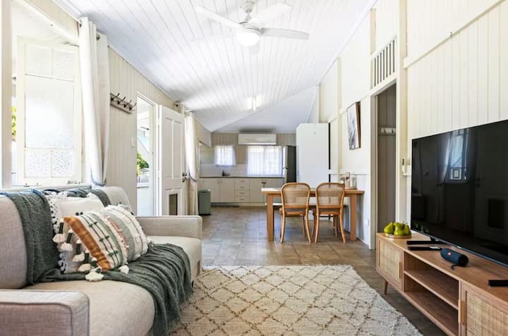 Queen On King – Coastal Queenslander Cottage - Hervey Bay
