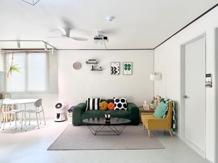 [씨티브리즈]상무지구/운천역3분/가족모임출장/최대8명/방3개/퀸침대4개/넷플릭스/빔프로젝터 - Gwangju