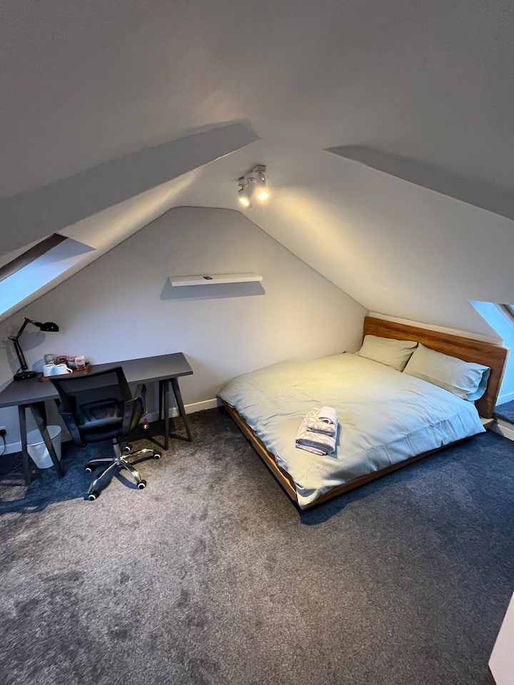 Comfortable Double Loft Room In Clean Family Home - ブリストル