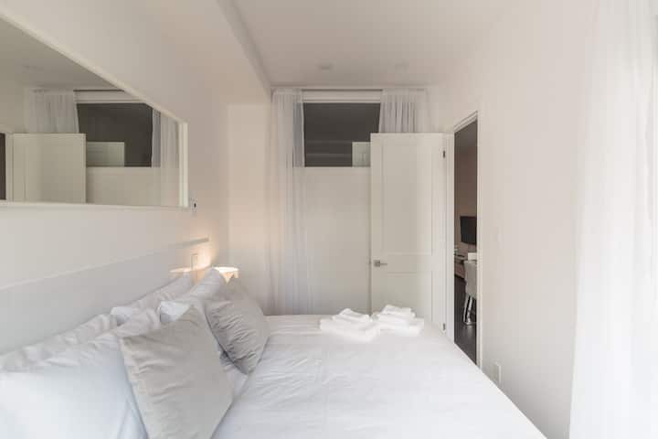 Welcoming 2-bed Apartment On Parc Ave, Montreal - Laval