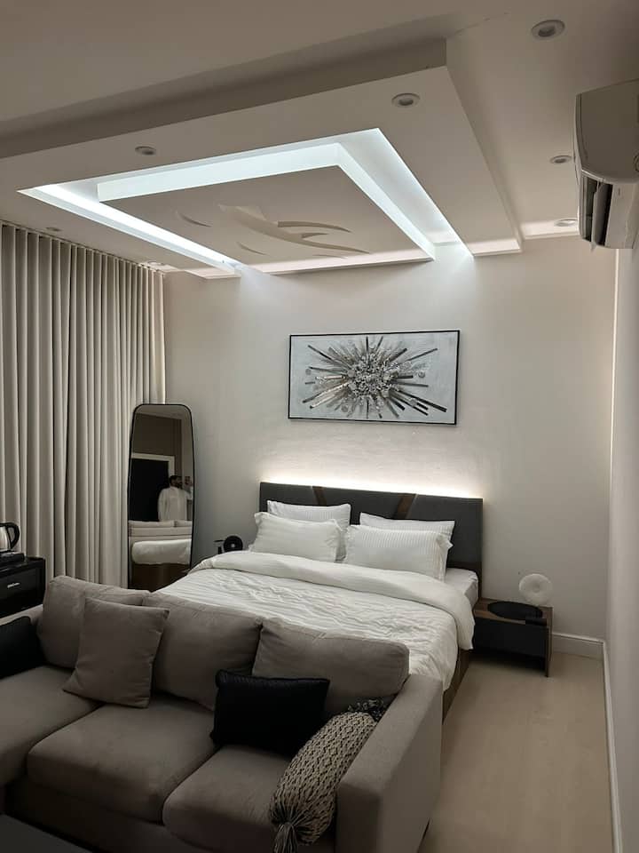 استديو مع جلسة خارجية وبموقع مميز بحي ( العقيق ) - Riyadh