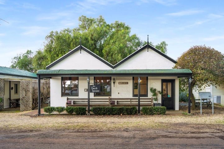 Coonawarra Cottages - The Bank House - Penola