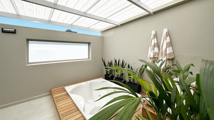 Modern Hideaway With Jacuzzi & Fireplace - Camps Bay