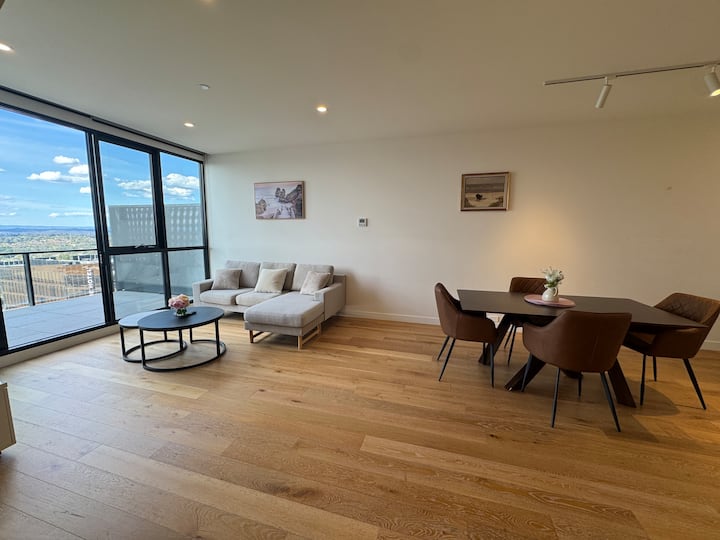 Spacious 3br 2ba Sub-penthouse With Balcony - Box Hill