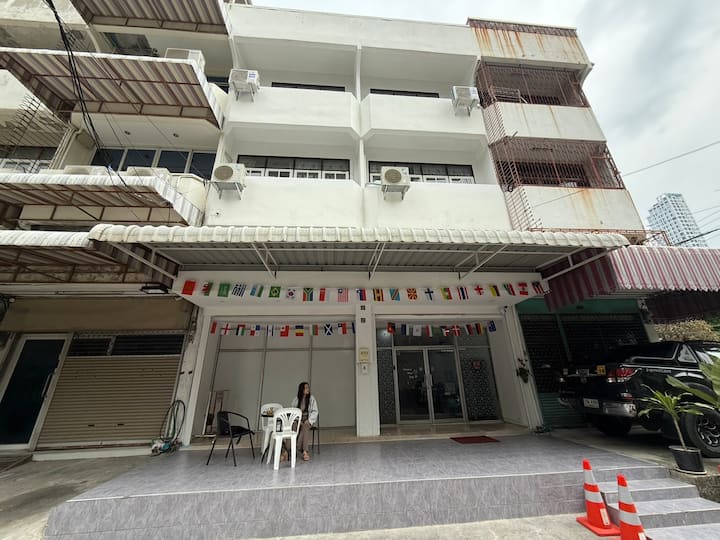 素坤逸48巷整栋房子出租6个卧室配独立卫浴、每间房可以住2-3人、靠近帕卡农地铁站500米,出入方便 - Bangkok