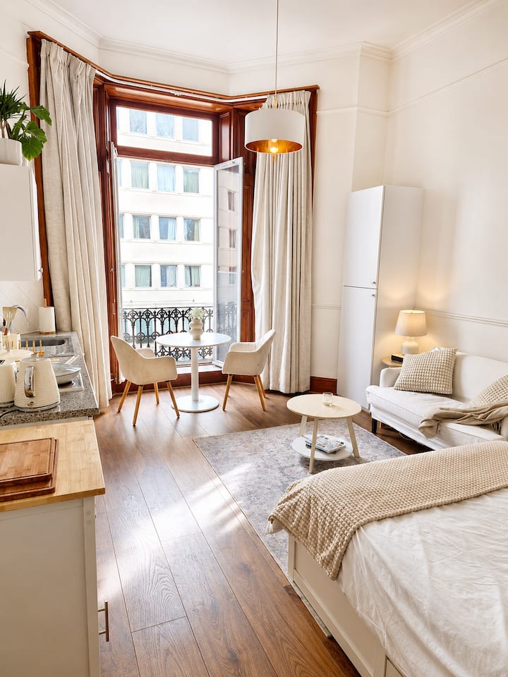 Stylish Kensington Studio With French Window Views - London