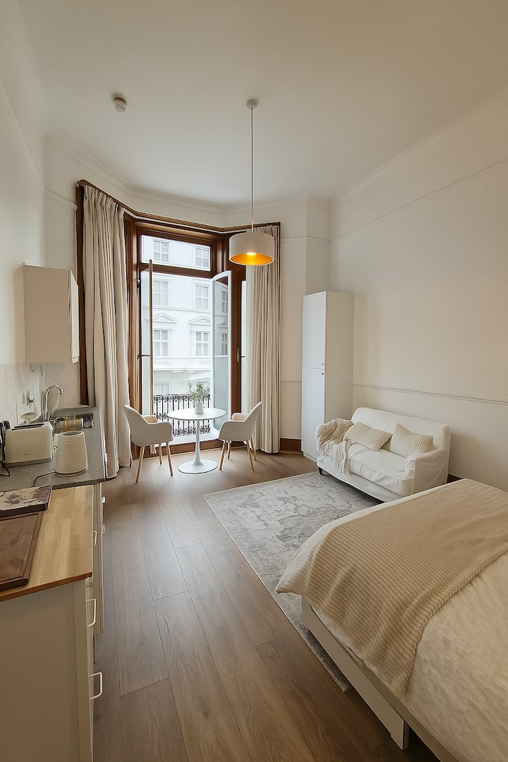 Stylish Chelsea Studio With French Window Views - London