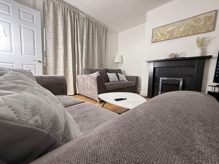 Urban Calm – Spacious 3-bed Home With Free Parking - Rotherham, UK