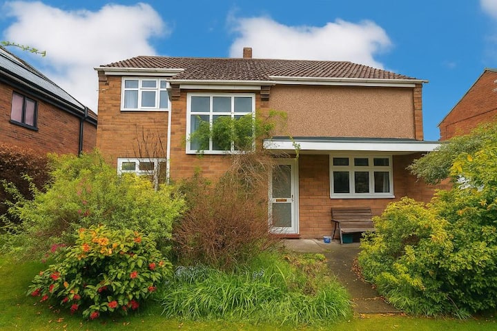 3br Home Sleeps 7 With Garden In Hale Barns - Knutsford