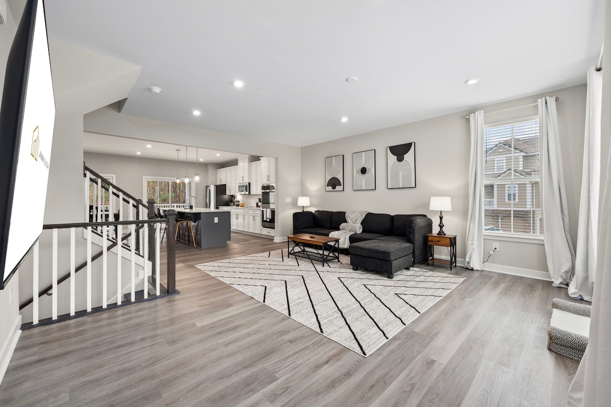 Luxury Family Haven | Rooftop Deck w/ Arcade Room - Airbnb