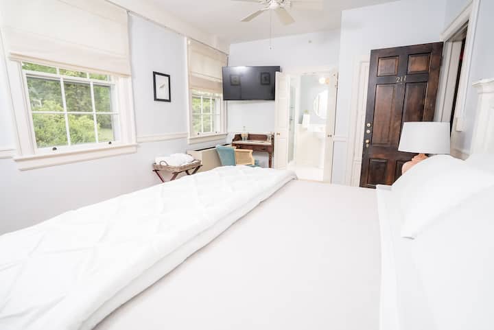 211 - Boxwood Garden King - Lewisburg, WV