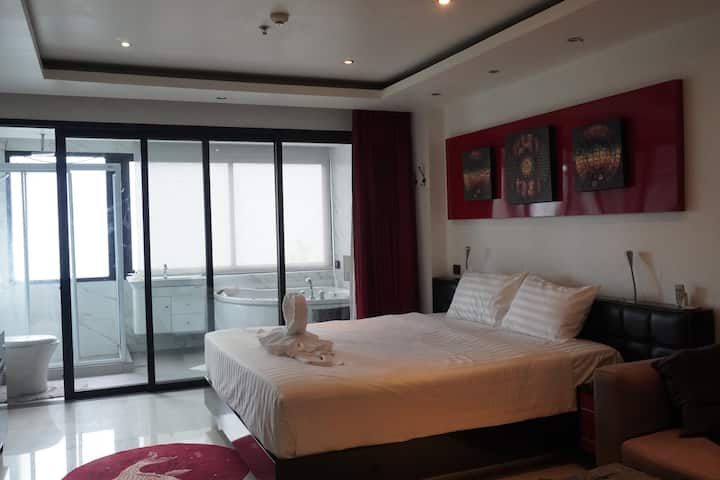 Patong Condo – Tub, Roof Pool & 2-min To Beach - Patong Beach