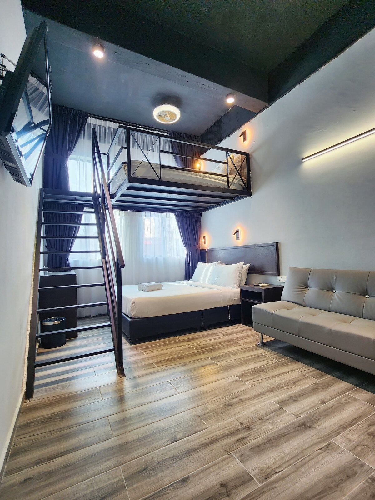 Georgetown Inn by Sky Hive - Deluxe Family Room - Hotels for Rent in ...