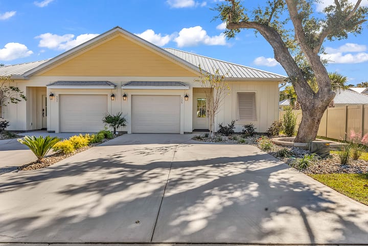 Luxury Pondside Retreat - Murrells Inlet, SC