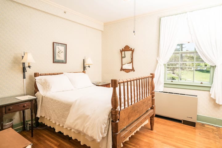 215 - Garden Full Bed - Lewisburg, WV