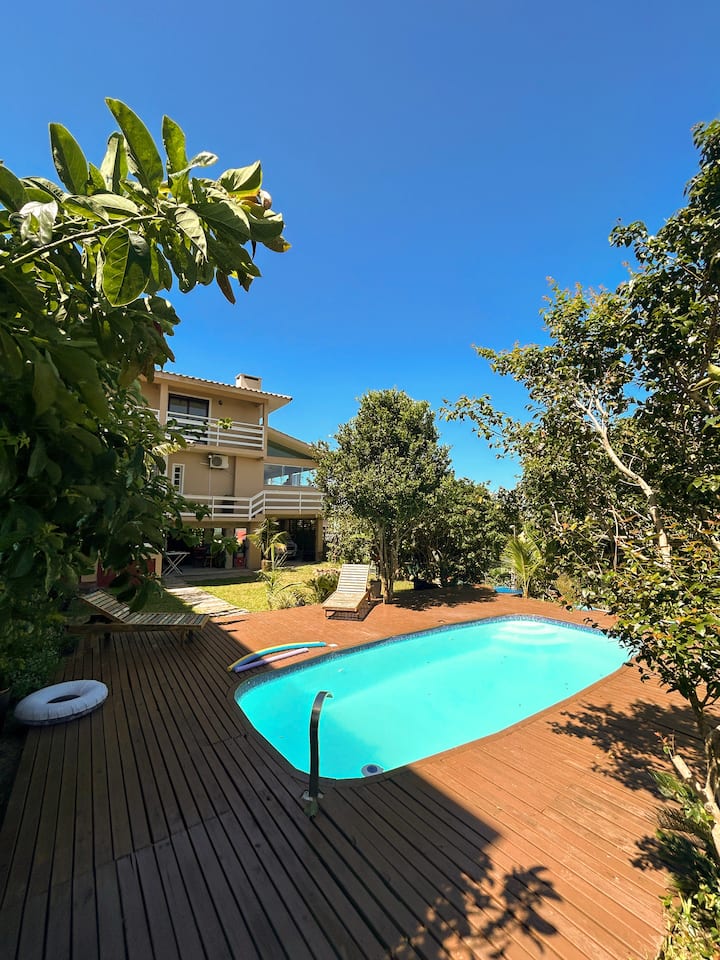 Casa Das Flores: 4 Quartos, Piscina E Ar Cond. - Garopaba