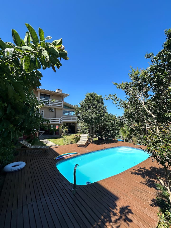 Casa Das Flores: Piscina, Lazer E Conforto. - Garopaba