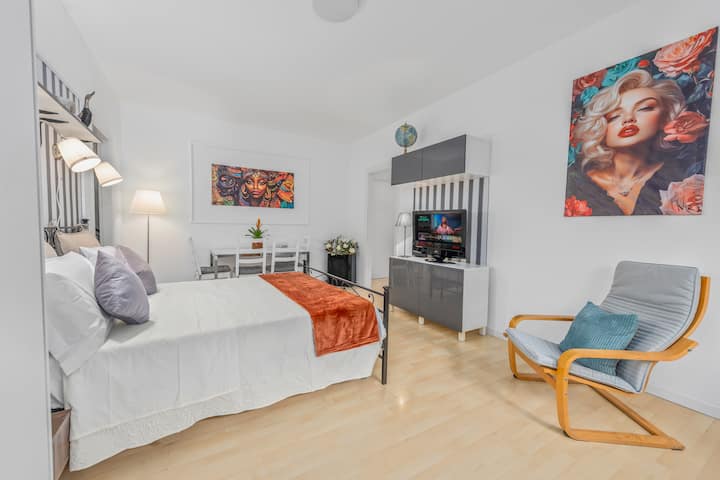 Lakeside Hideaway | Lakefront + Central - Lecco