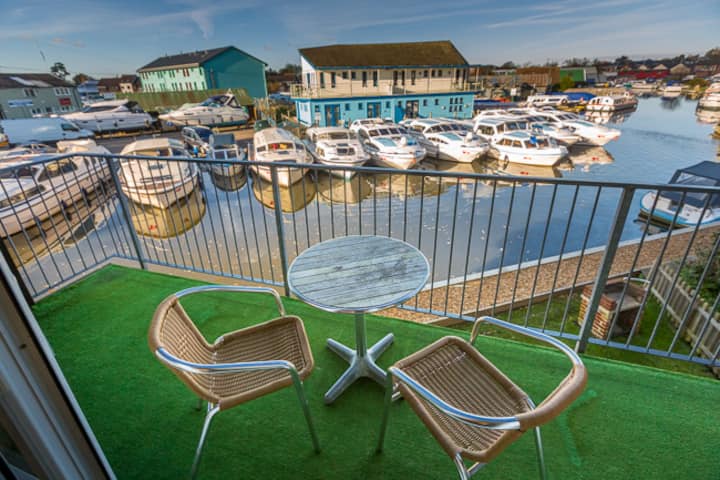 Heron Getaway  Boats, Views & Broads Escape - Horning
