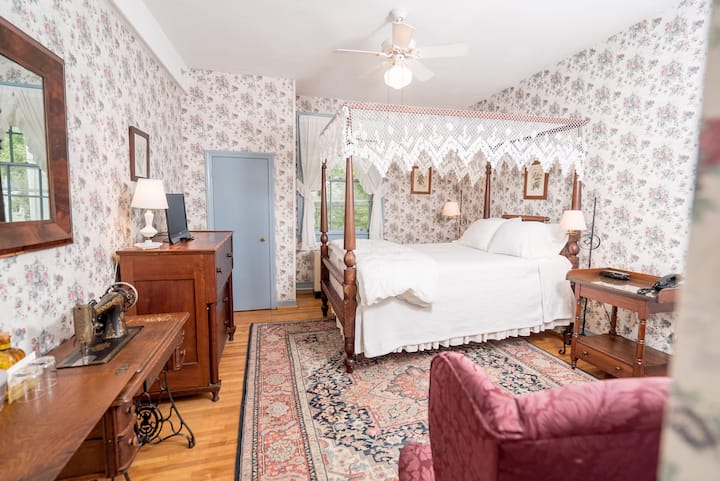 210 - Queen Canopy - Lewisburg, WV