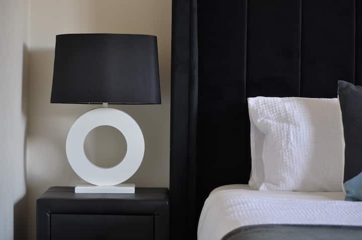 Stunning Riverside Retreat With Modern Amenities - Ascot